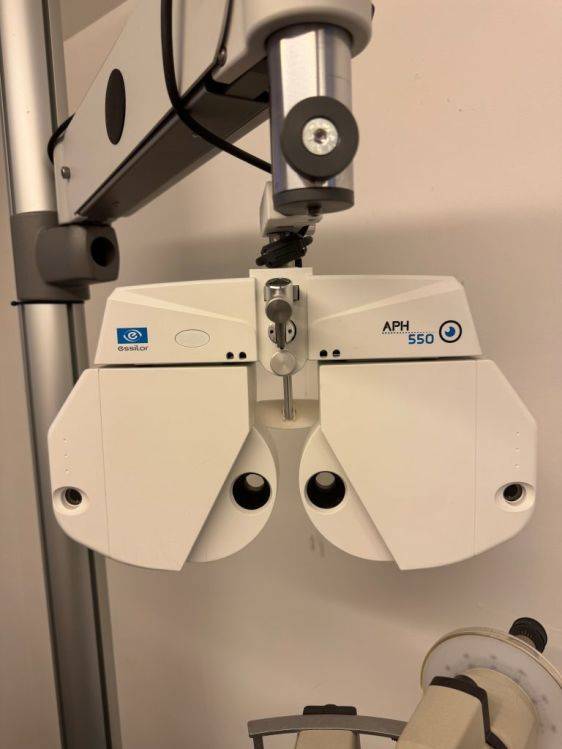 Essilor APH550 Phoropter & CS550 Test chart | Used Refractorhead ...