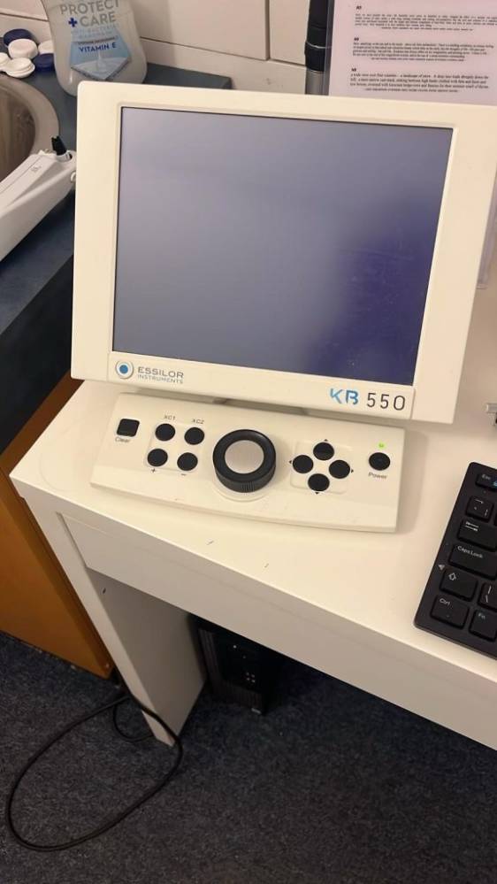 Essilor APH550 Phoropter & CS550 Test chart | Used Refractorhead ...